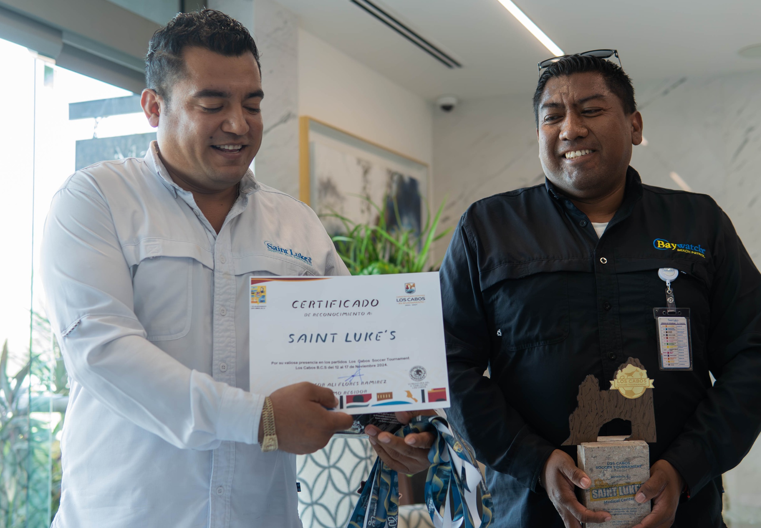 Regidor Alí Flores, entrega reconocimiento a Clínica Saint Lukes por su ...